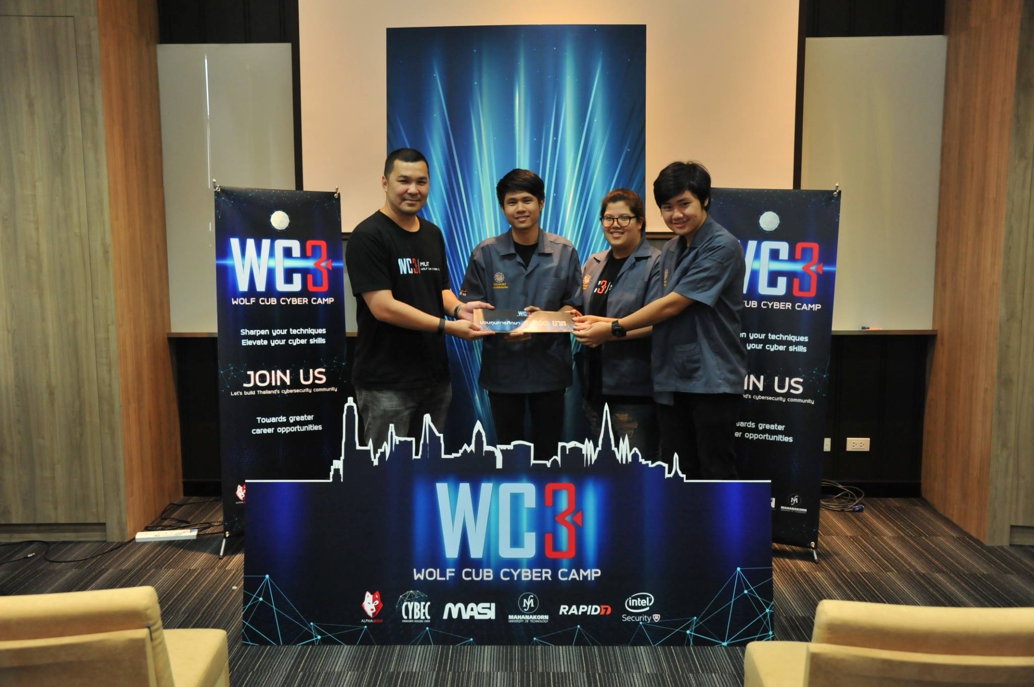 นิสิตวิศวกรรมคอมพิวเตอร์ มศวได้รับรางวัลรองชนะเลิศอันดับสอง Wolf club cyber camp 2016